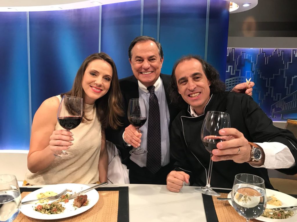 Gastronomia com a atriz Carol Hubner e o ex-tenista Fernando Meligeni ...