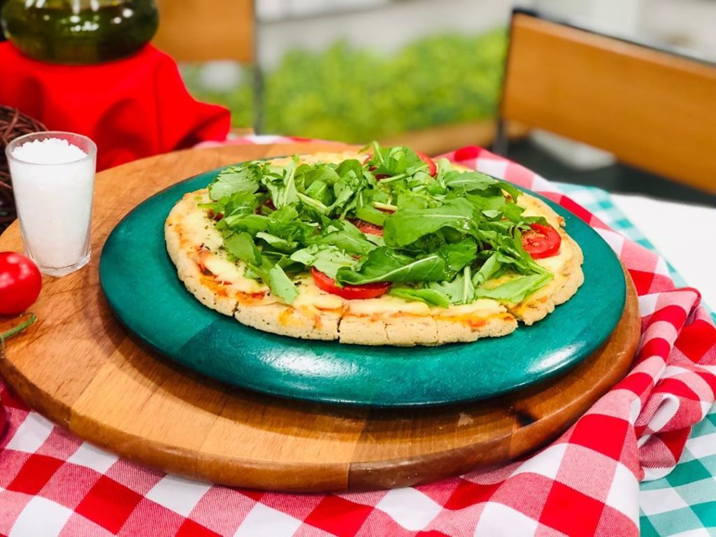 Pizza de rúcula com tomate seco saudável - TV Gazeta