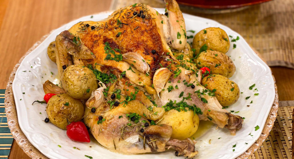 Frango atropelado, picles de cebola e farofa de alho - Receita - TV Gazeta