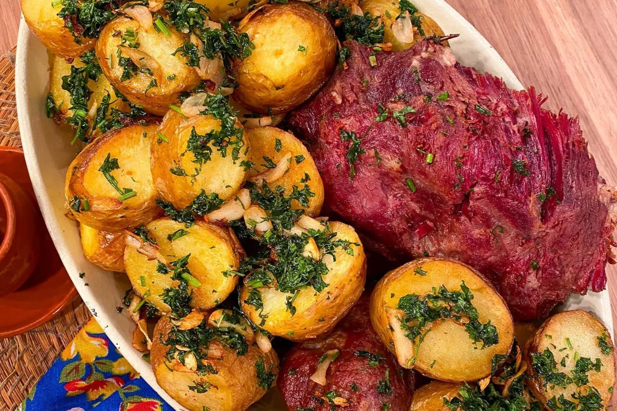 Aprenda a fazer um patinho curado com batatas rústicas ao alho ...