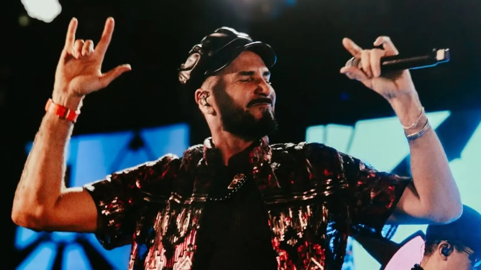 Latino surge irreconhecível e choca internautas - TV Gazeta - Você por perto. Tudo certo!