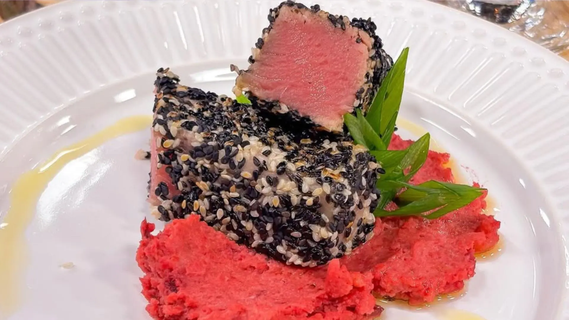 Crocante, suave e prático: Atum com crosta de gergelim e humos roxo ...