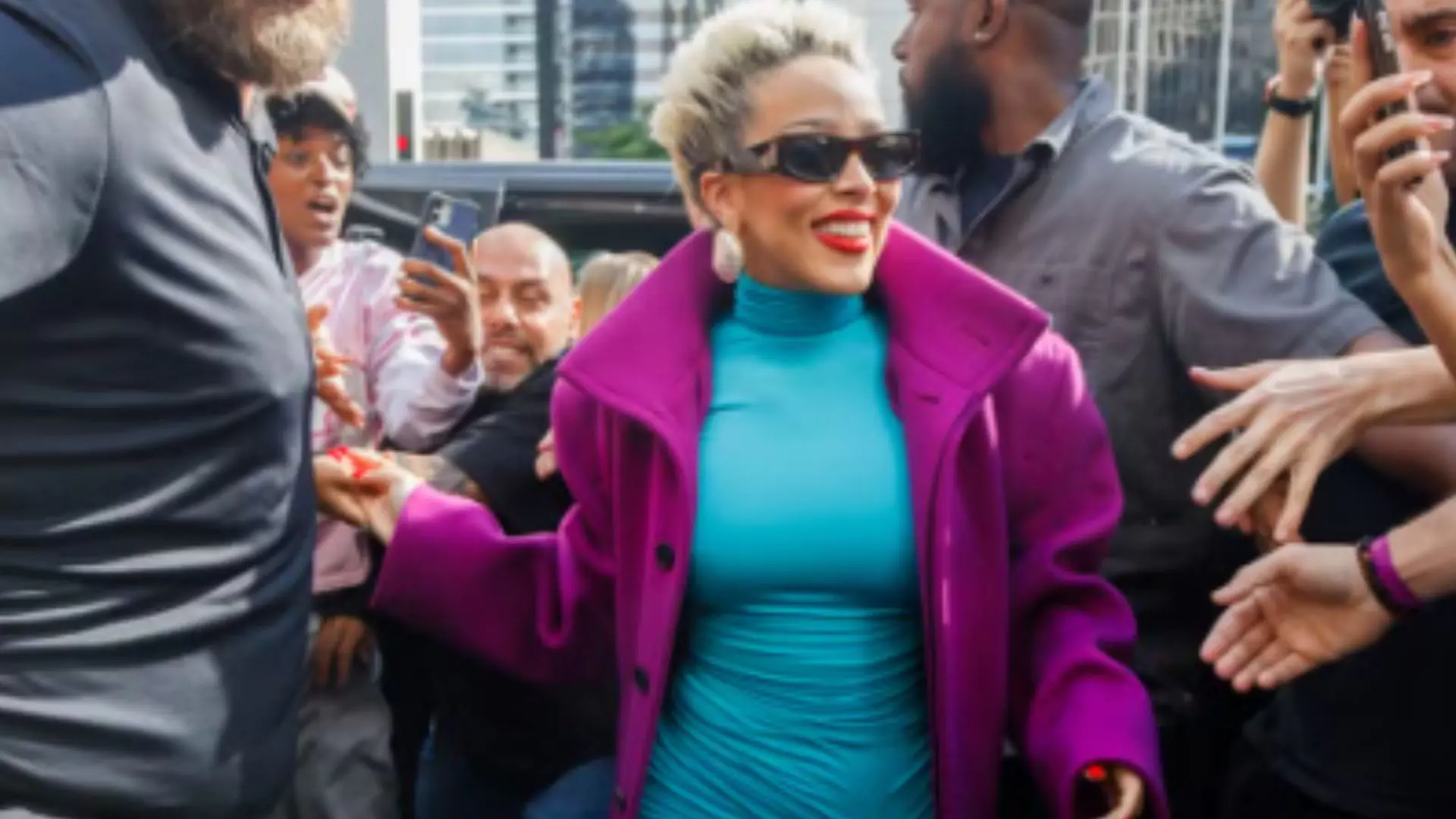 Doja Cat aparece de surpresa na Avenida Paulista - TV Gazeta - Você por ...